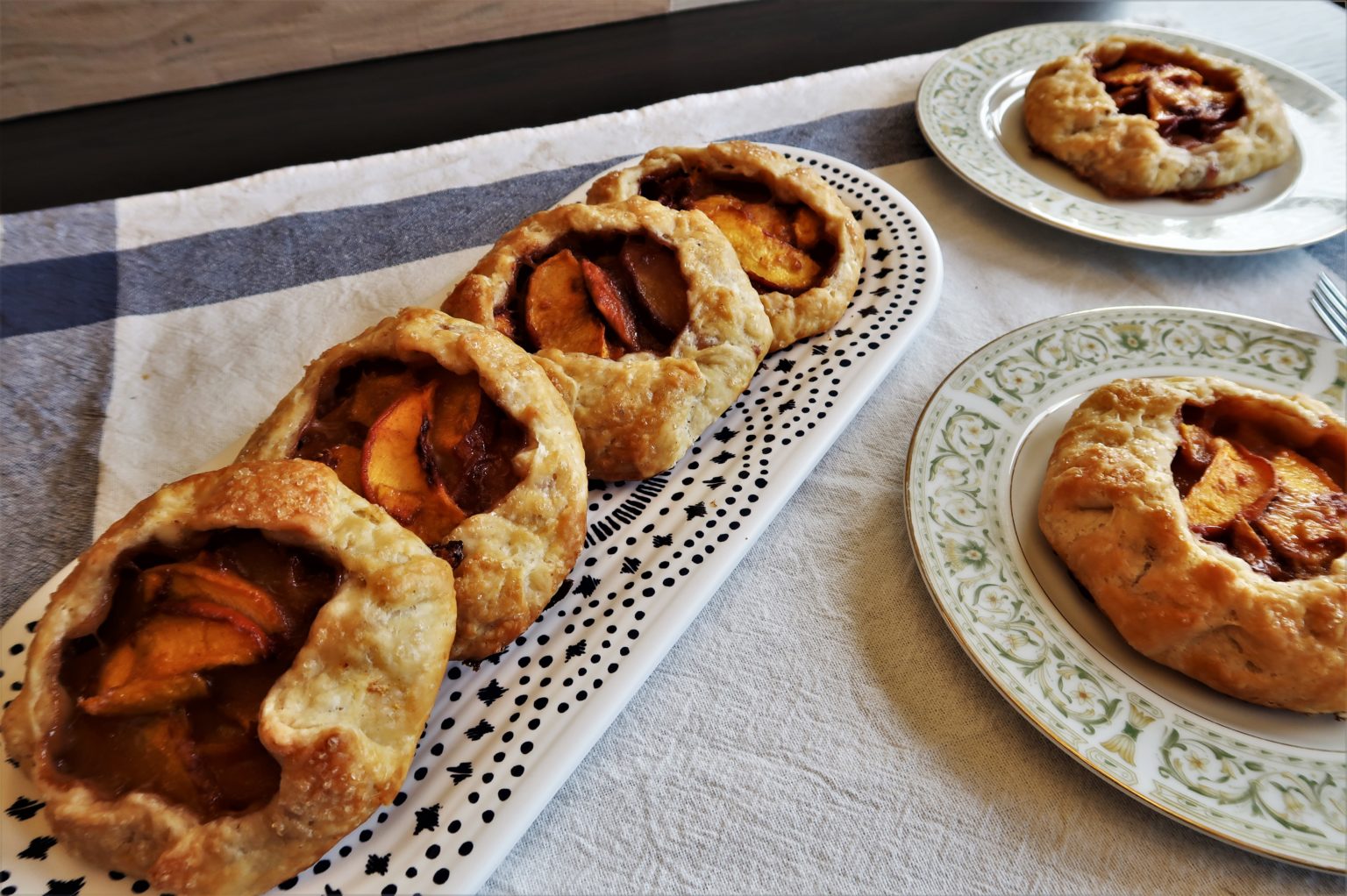 Mini Rustic Peach Pies Recipe – Desserts – Teatreatery