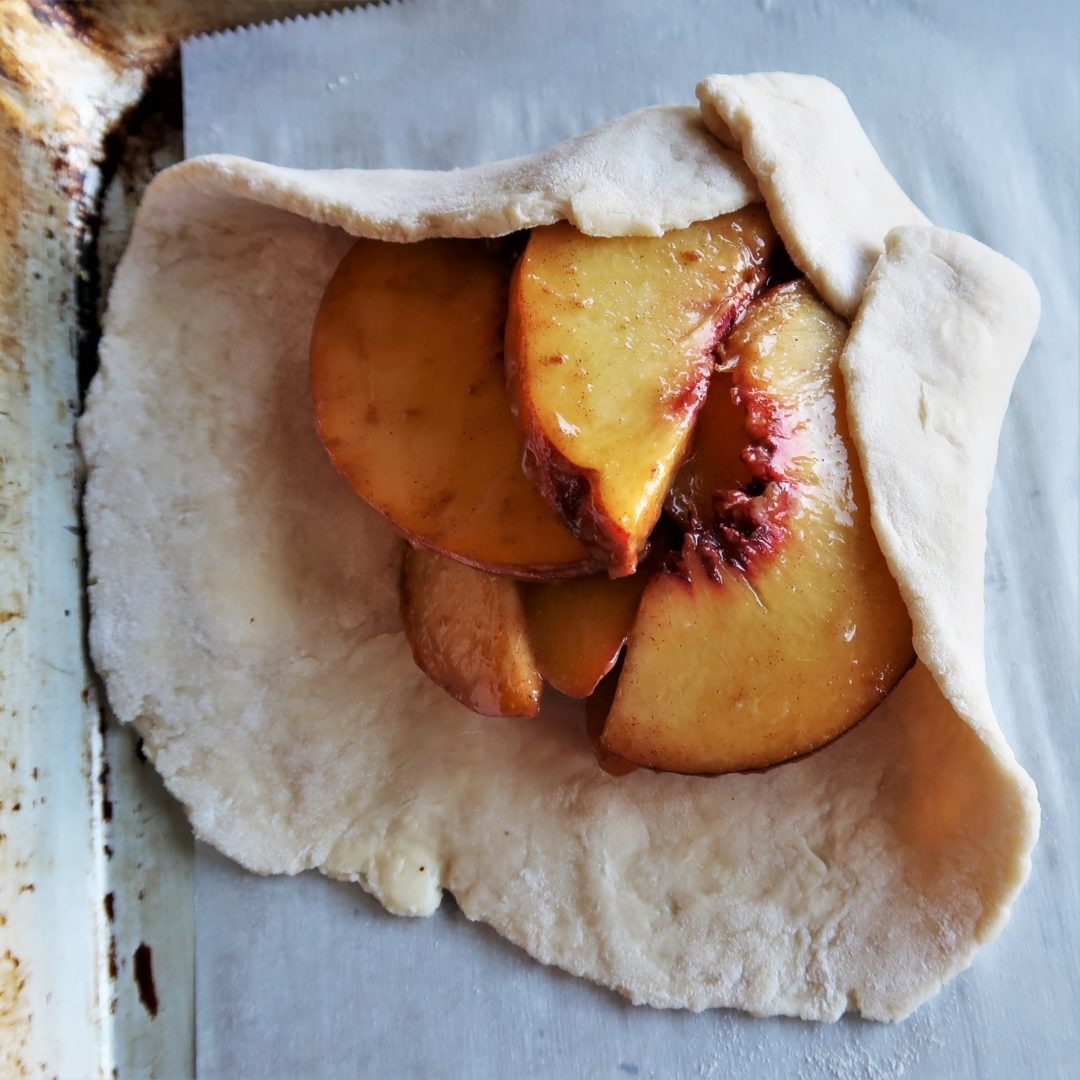 Mini Rustic Peach Pies Recipe – Desserts – Teatreatery